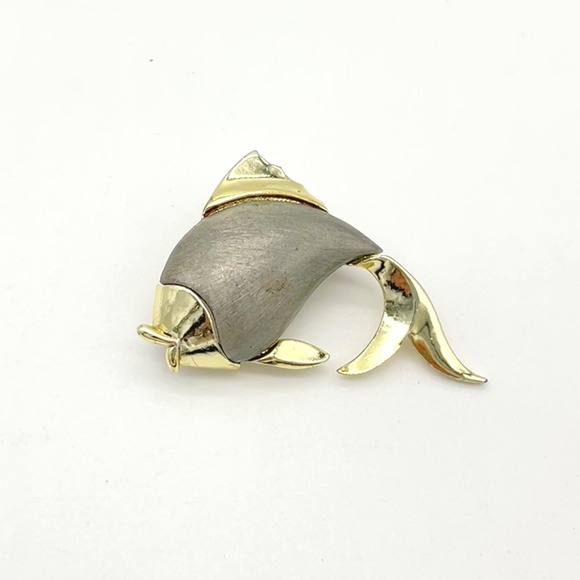 Jonette Jewelry | Jewelry | Vintage Jj Fish Brooch Gold Tone Gray ...